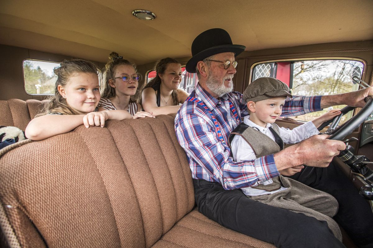 Wim trekt veel bekijks op de camping, want hij kampeert als in de jaren ...