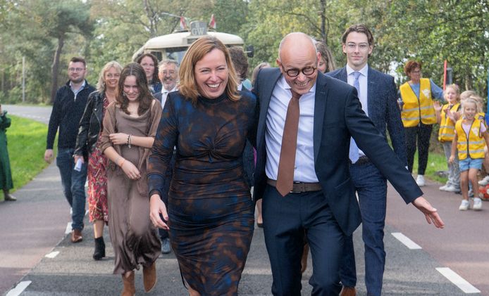 Nieuwe burgemeester Tubbergen overwint letterlijk eerste obstakel bij zijn entree in de gemeente ...