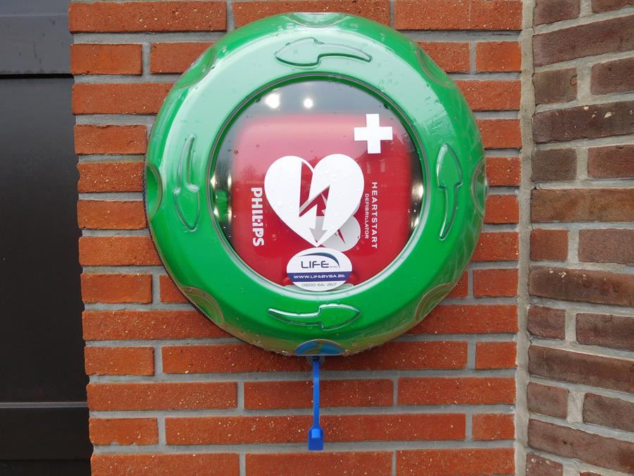 Stad geeft toelage aan iedereen die nieuw privaat AED-toestel publiek ...