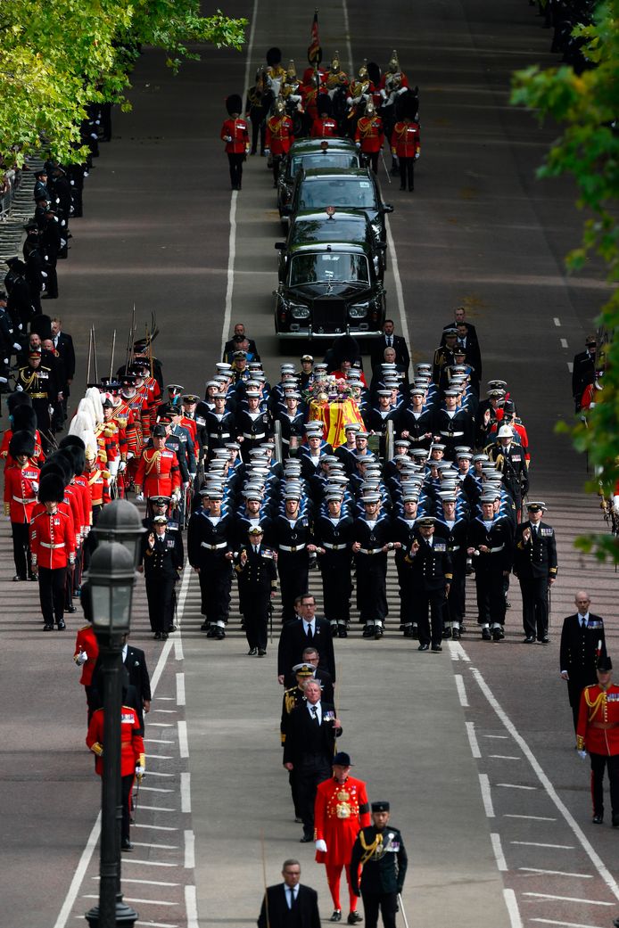 Waarom 98 matrozen affuit met kist van Queen Elizabeth II voorttrokken ...