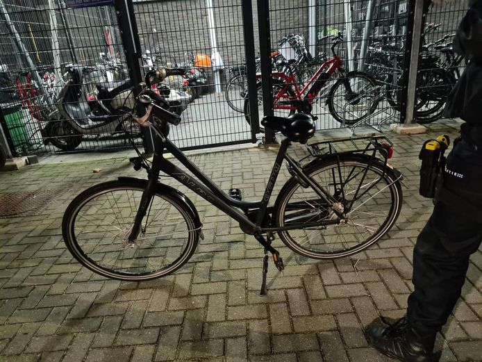 Zit uw gestolen fiets hiertussen? Politie pakt fanatieke fietsendief in ...