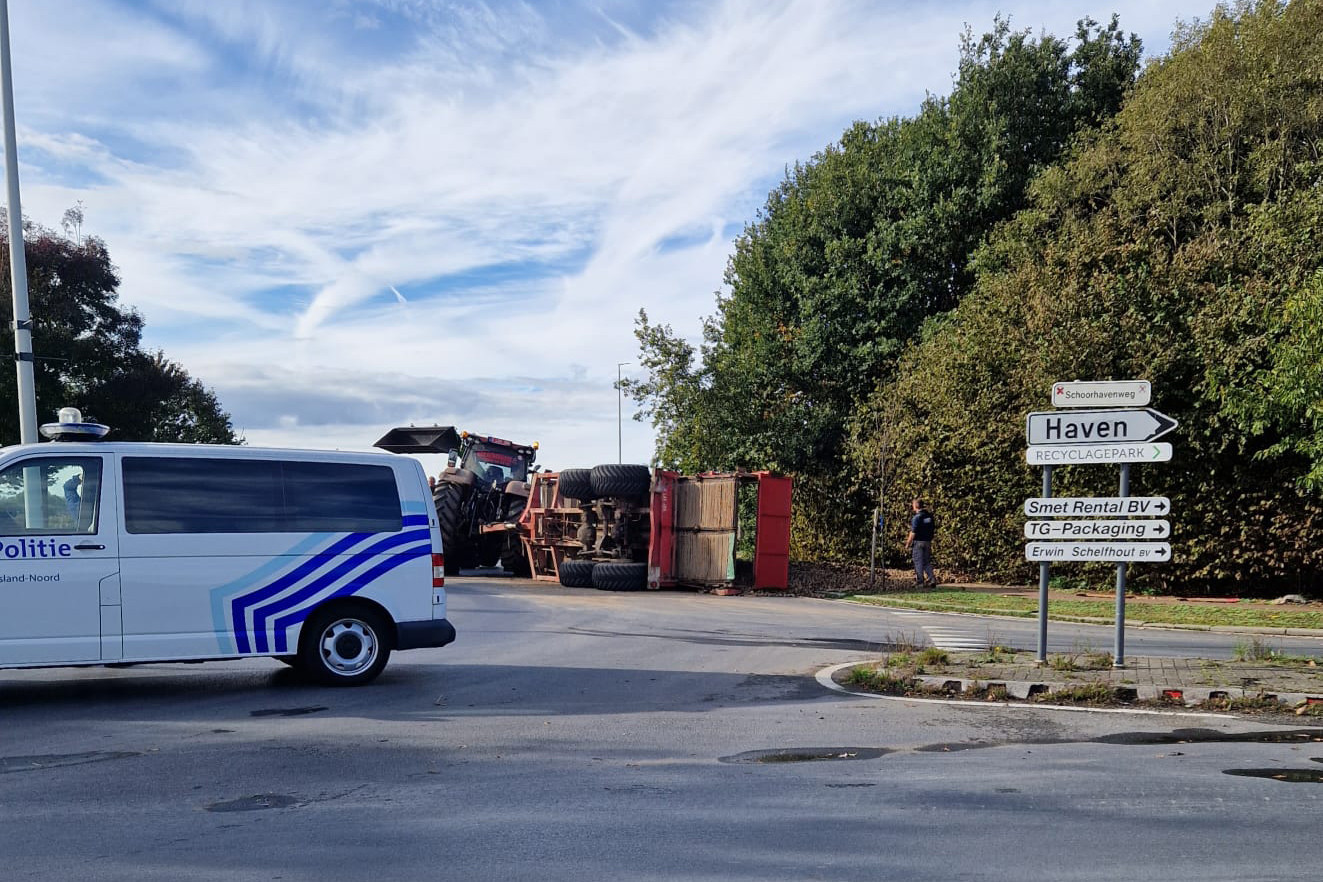 Rotonde aan ’t Wit Huis tijdlang versperd door gekantelde kar met ... Rotonde aan ’t Wit Huis tijdlang versperd door gekantelde kar met ...