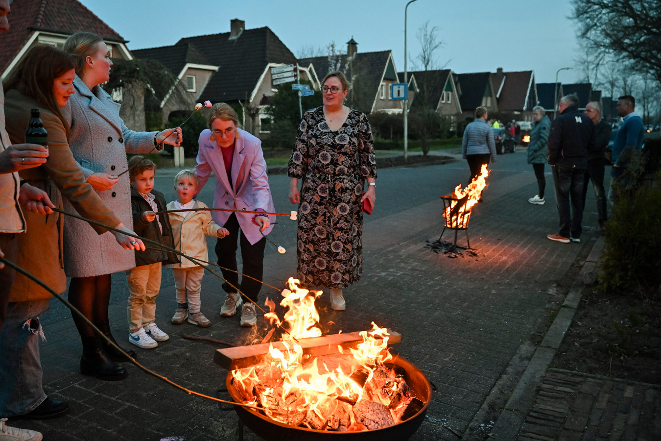 Tientallen paasvuren branden in Buurse, uit vrees voor einde lange ...