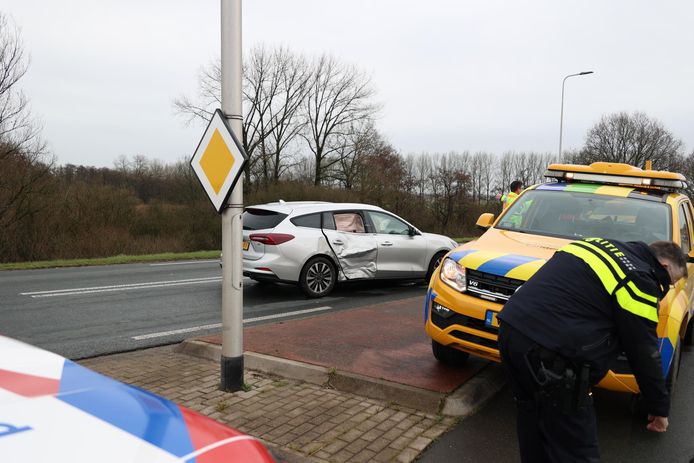 Vrachtwagen en auto botsen op elkaar op berucht kruispunt bij Asperen | West Betuwe ...
