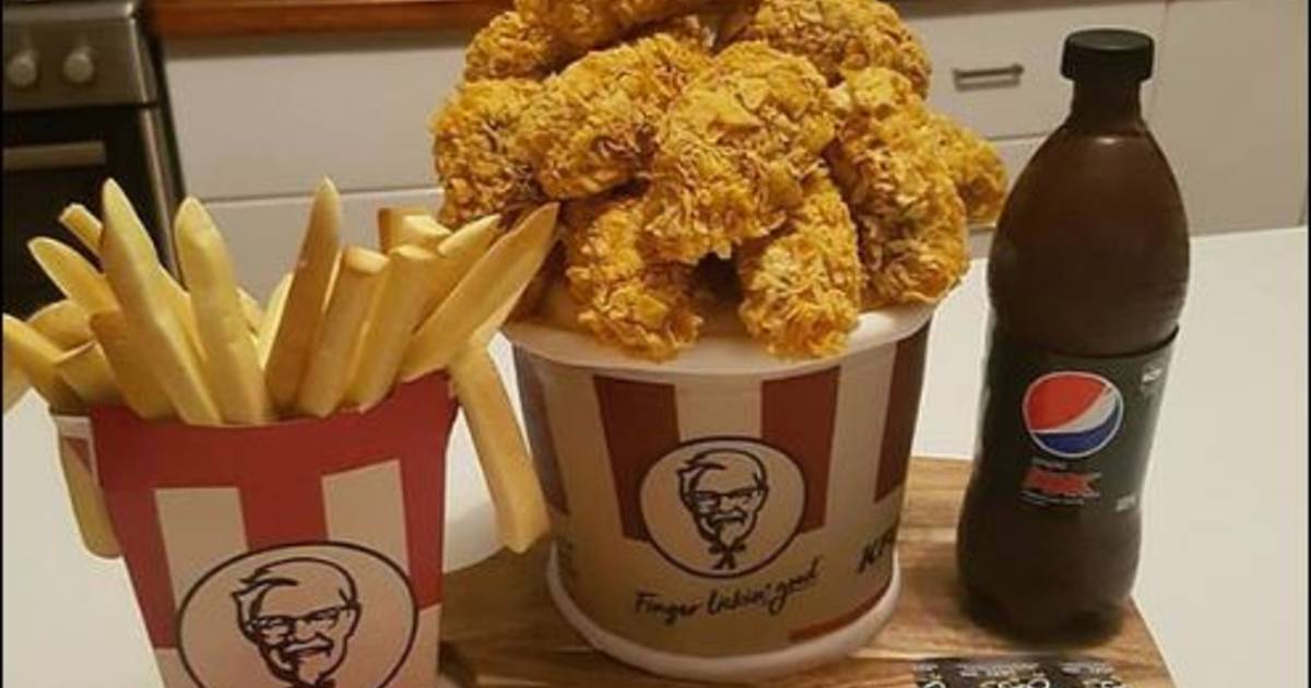 Oma bereidt complete KFC-maaltijd met eigen accent: het is cake | Koken ...