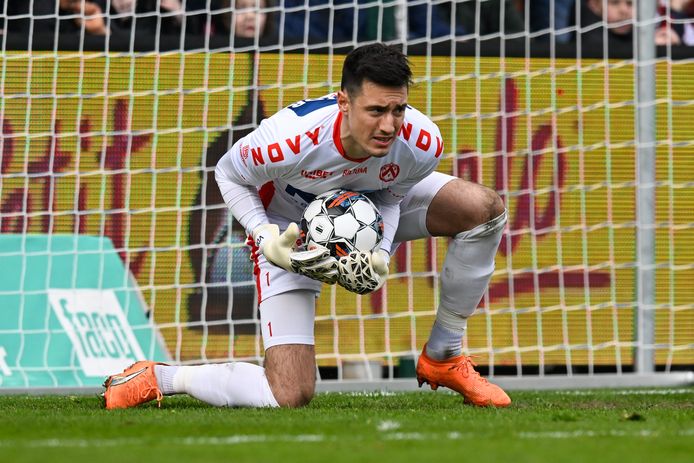 Tom Vandenberghe en KV Kortrijk zijn ondanks scoreloos gelijkspel gered ...
