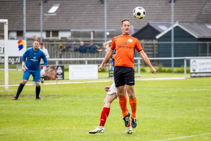 ‘Good old’ Henk Kleene (43) wijst Oranje Zwart met doelpunt de weg in ...