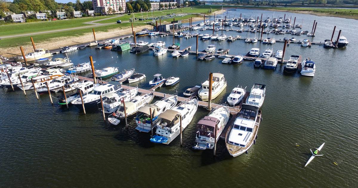 Boten jachthaven Deventer door laagwater IJssel voorlopig niet naar ...
