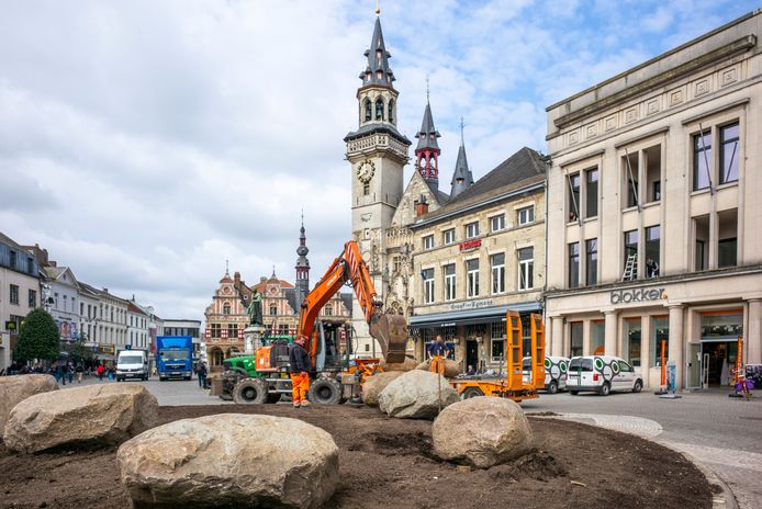 Miljoenen jaren oude zwerfkeien sieren ook deze zomer de Grote Markt ...