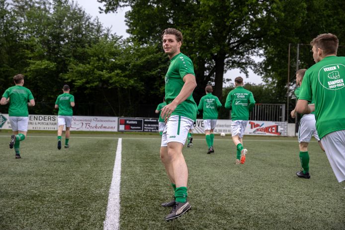 Deze amateurclub trainde dit jaar pas twee keer op het eigen sportpark: ‘Zelfs schakelkast stond ...