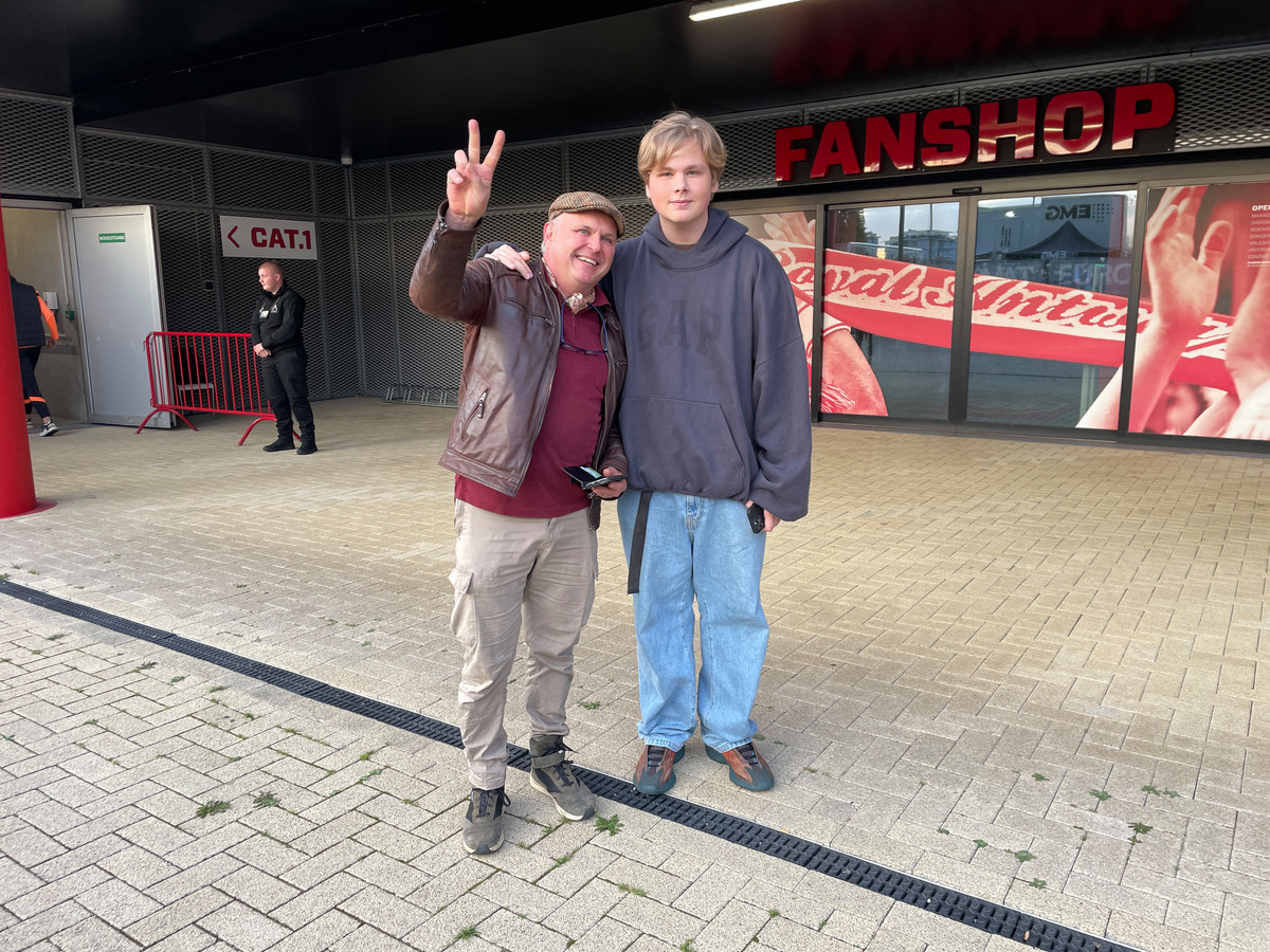 "Als je die lege tribune ziet, dat doet pijn": Antwerpsupporters volgen ...