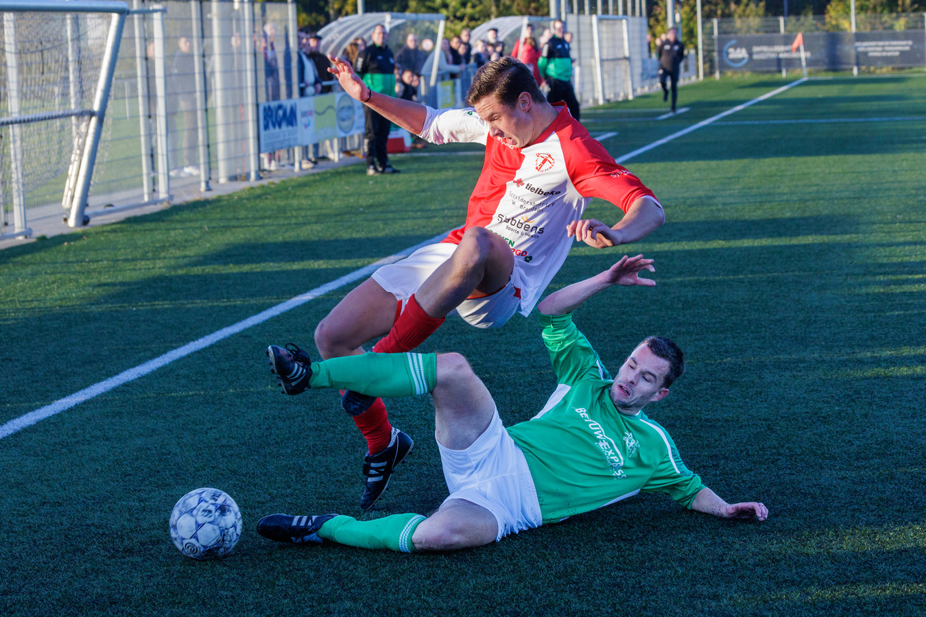 Sjoerd Veldhorst van SVHA zorgt voor vuurwerk tegen SDOO in derby met ...