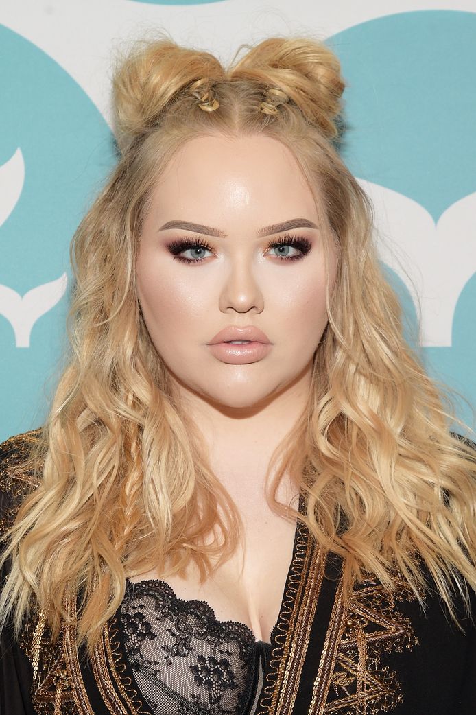 Nikkie Tutorials doet haar verhaal in Amerikaanse talkshow | Show | AD.nl
