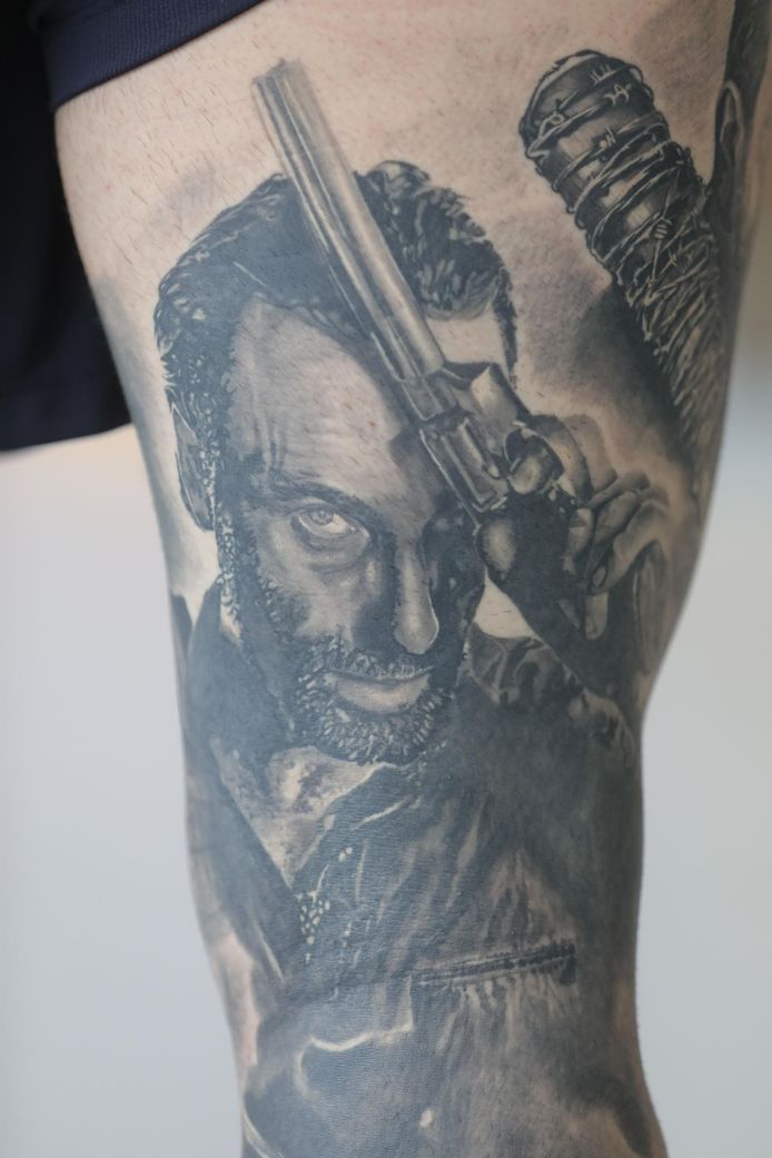 Jordy pronkt met 'Walking Dead-tattoo' | Roeselare | hln.be