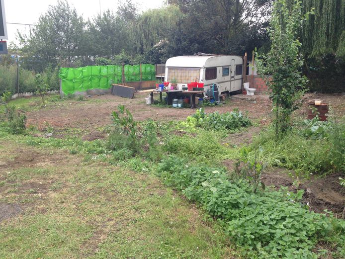 Gezin woont maand lang in caravan | Merksem | hln.be