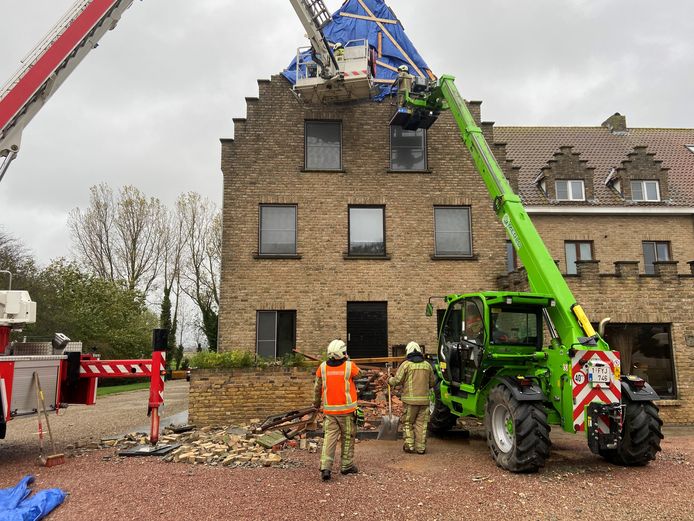 Topgevel van hotel in Lo-Reninge begeeft het onder felle rukwinden | Lo ...