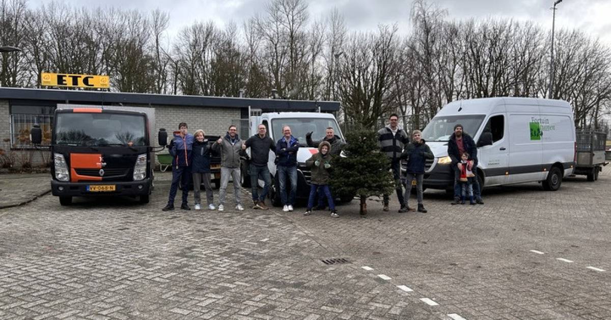 Ruim 400 kerstbomeneuro's voor Stichting Jarige Job | Rotterdam | AD.nl