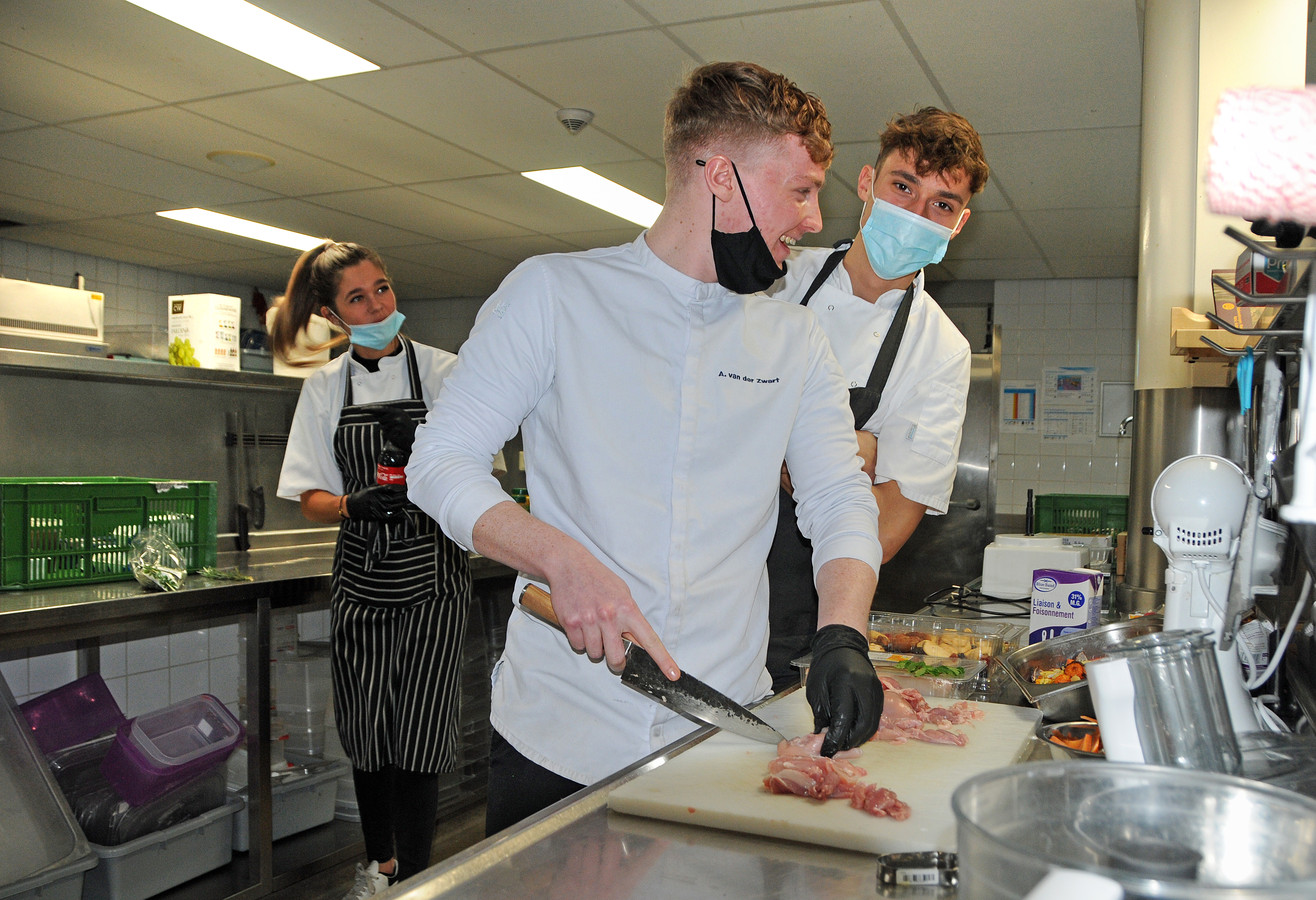Horecastudent Jackie krijgt eindelijk weer les in de praktijk: ‘Ik zit ...