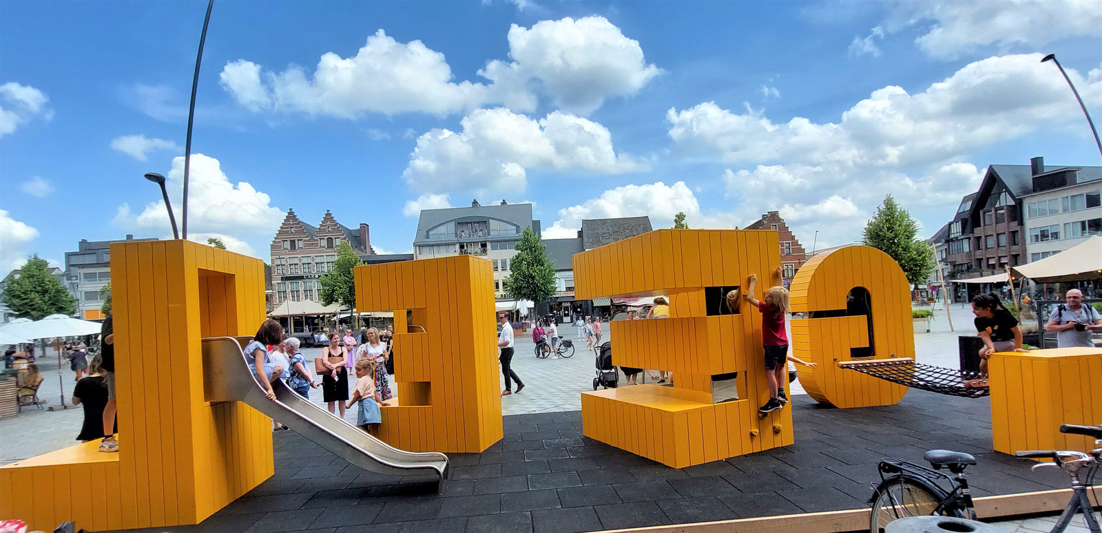GEEL-letters op marktplein vormen toeristische blikvanger en attractie ...