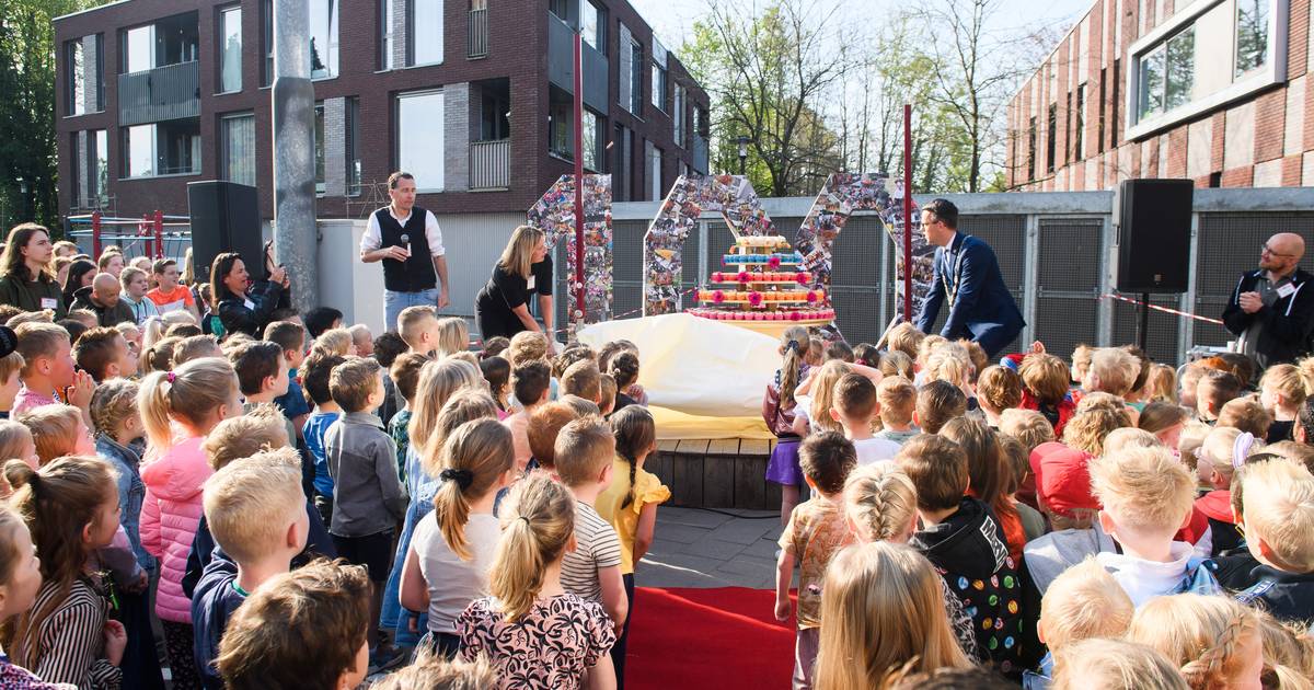 Smullen van cup-caketaart bij opening jubileumjaar basisschool De ...