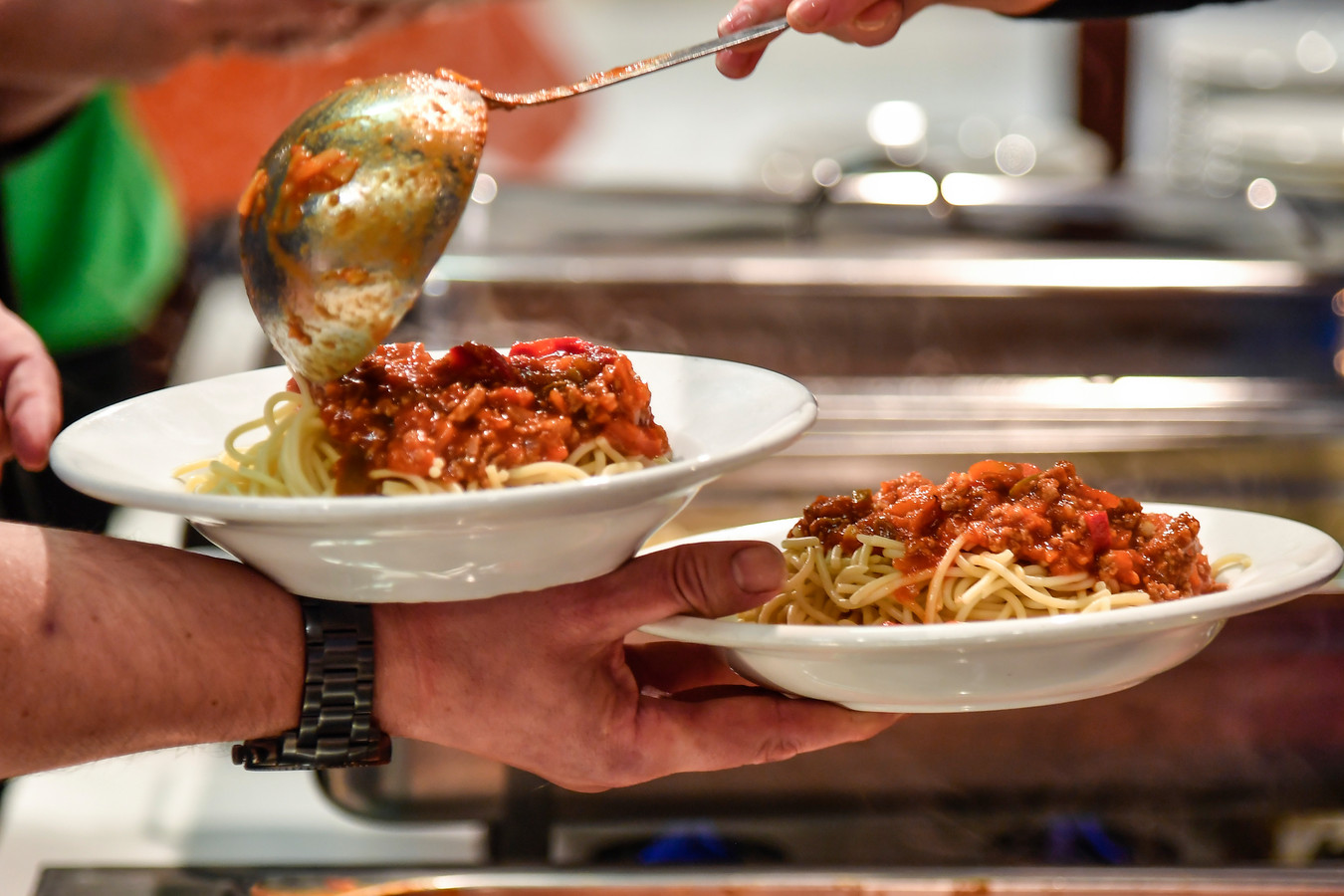 Spaghetti eten ten voordele van verwaarloosde honden | Foto | hln.be