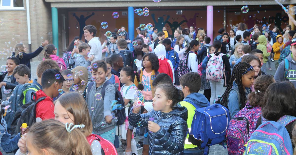 EERSTE SCHOOLDAG: Leerlingen ‘t Klein Atheneum blazen schooljaar nieuw leven in | Tienen | hln.be