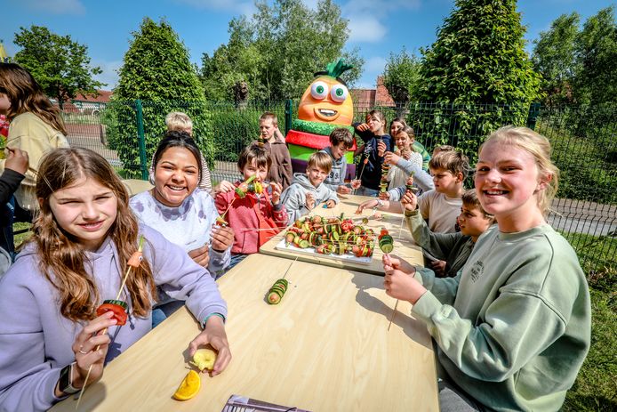 Maria uit #LikeMe en leerlingen leven zich uit met groenten en fruit ...