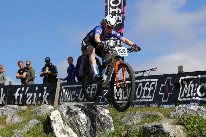 Puck Pieterse zevende bij mountainbiken in Tsjechië, Milan Vader ...