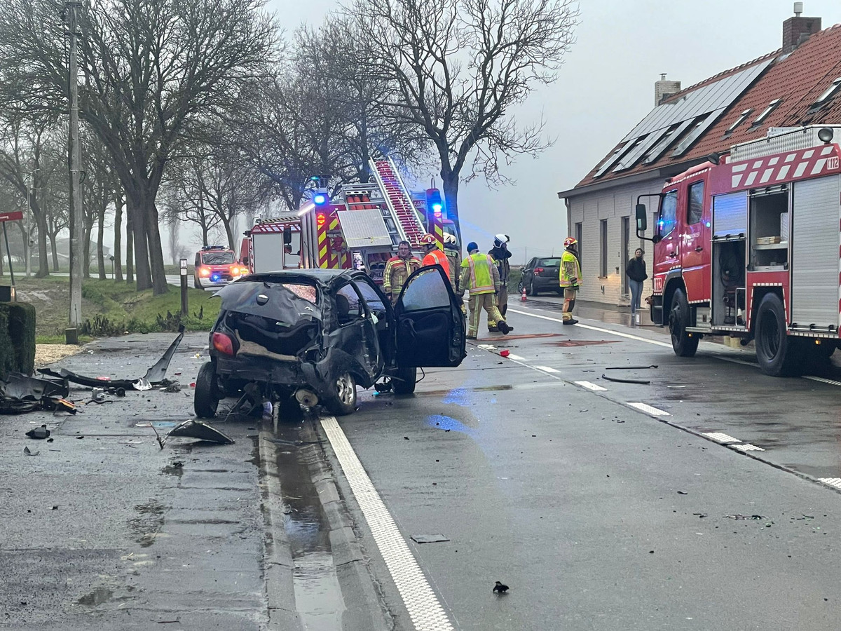 Auto vliegt uit bocht en belandt tegen woning in Dikkebus, automobilist ...