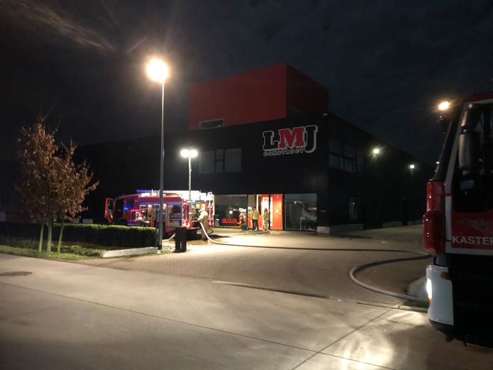 Brand vult bedrijfshal van LMJ Construct met rook | Turnhout | hln.be