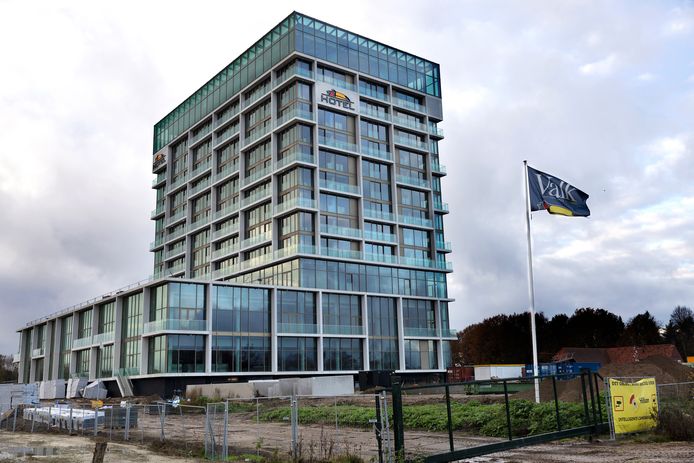 Het nieuwe Van der Valk-hotel in Best is aan de buitenkant zo goed als ...