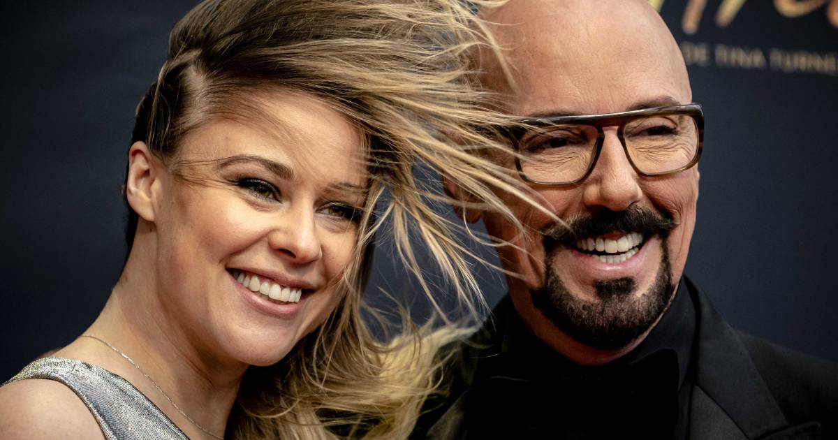 BN’ers waaien weg bij première musical TINA, wilde haren op rode loper | Storm Ciara | AD.nl