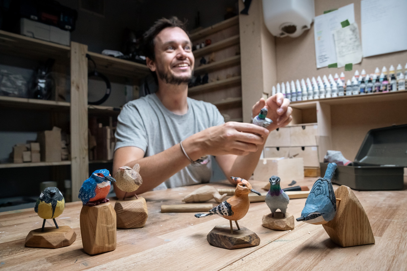 Met houten vogeltjes hoopt kunstenaar Robin Gerris de kap van de lindes ...