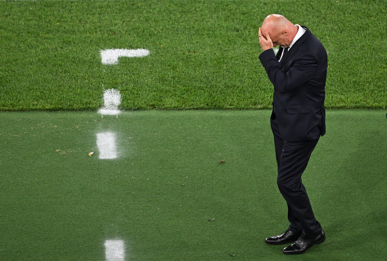 Een duim de lucht in: Hongaarse spits Varga krijgt na akelige botsing ...