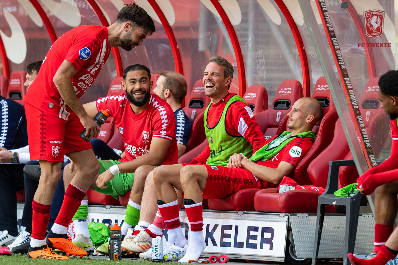 Hij speelt nooit, maar is wel een van de gangmakers bij FC Twente: bij ...
