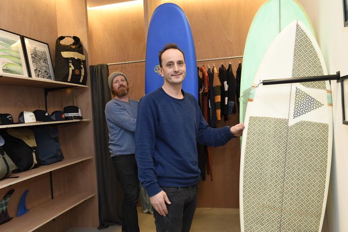 Zanger van Arsenal opent surfshop | Antwerpen | hln.be