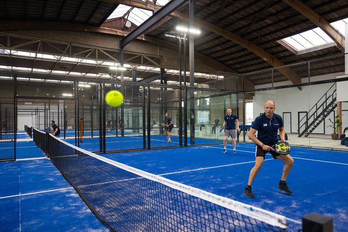 Hoe ondernemers en tennisclubs zich op padelsport storten: ‘Een hype ...