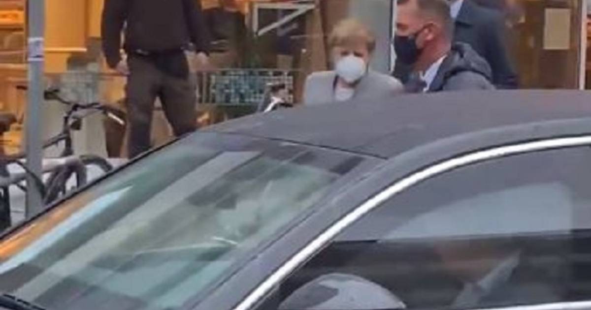 Merkel bestolen in bijzijn bodyguards | Buitenland | AD.nl