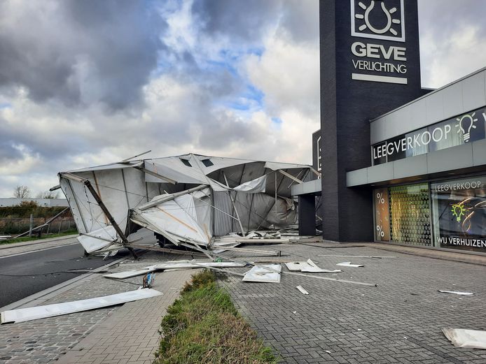 Tent van overburen waait binnen bij familiebedrijf in Wilrijk ...