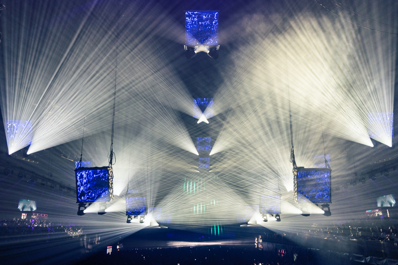 In Beeld Honderden Lasers Op Nieuw Zillion Feest In Uitverkocht