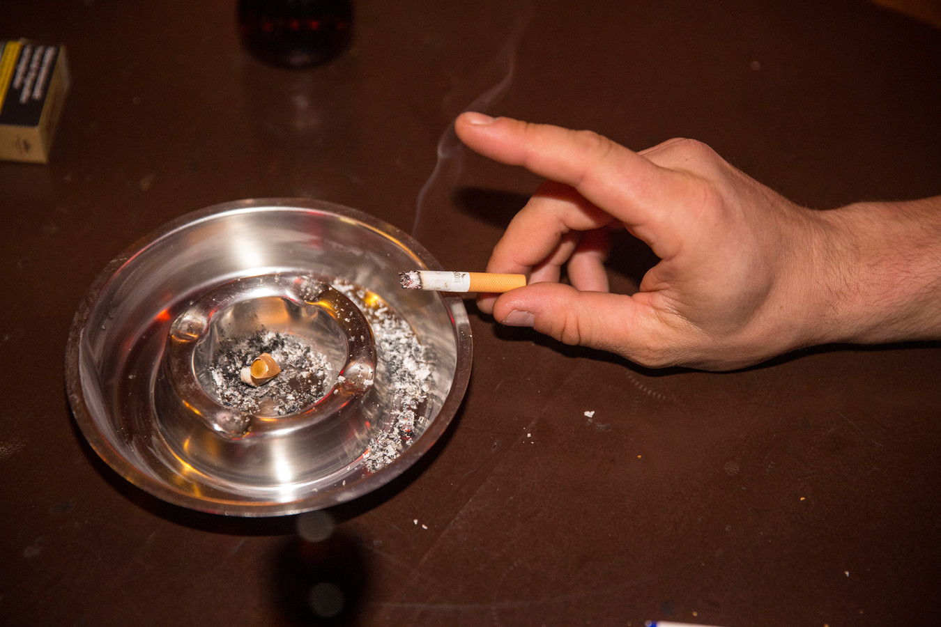 Kroegen staan ondanks rookverbod ieder weekend blauw van de rook: ‘Kan ...