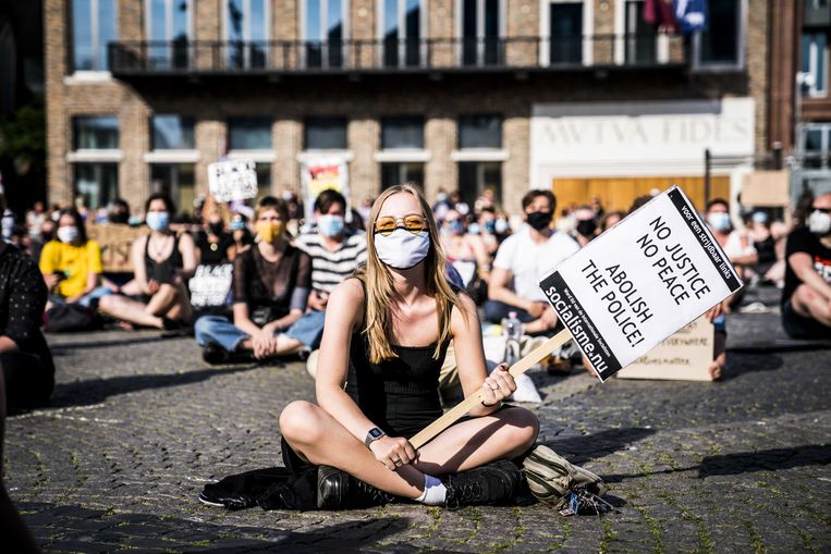 Demonstranten in Groningen en Den Haag houden zich aan afstandsregels