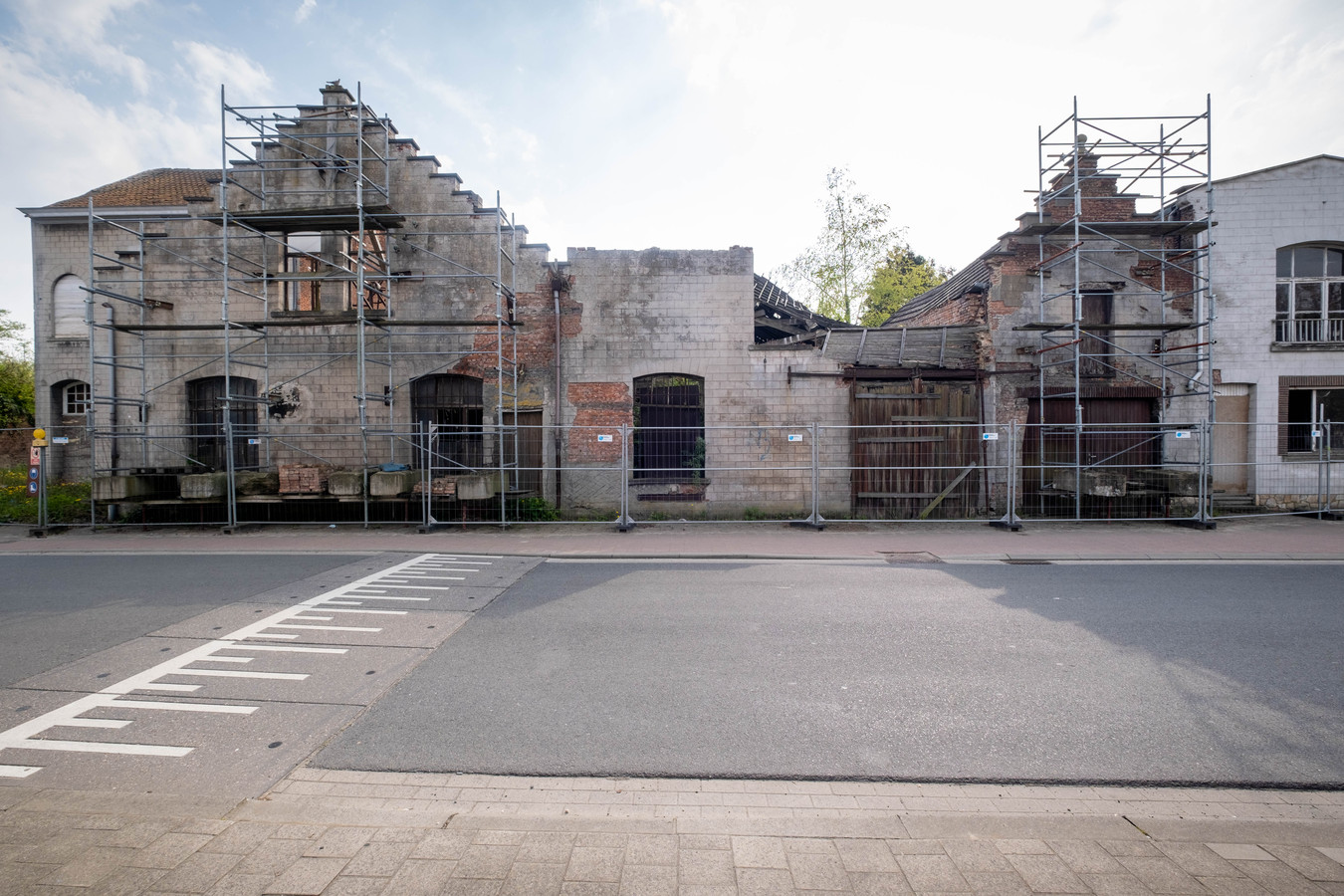 Gemeentebestuur En Igemo Stellen Toekomstplannen Voor Tegelfabriek En Tisselt Dorp Voor Foto