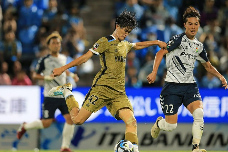 19-jarige spits uit Japan traint al mee bij Anderlecht, paars-wit wil ...