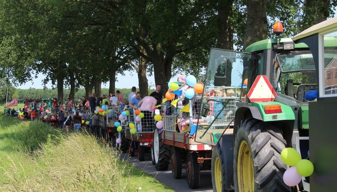 Met honderden kinderen op een platte kar tijdens het Pinksterrijden in ...