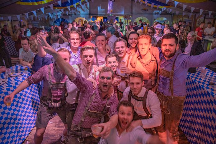 Vriendengroep uit Eindhoven komt al jaren speciaal naar oktoberfeest in ...
