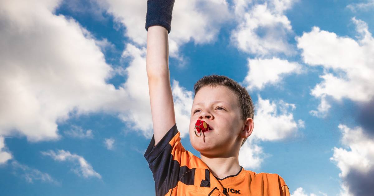 Simon (13) is jongste scheidsrechter ooit: "Tegen wie zich misdraagt ...