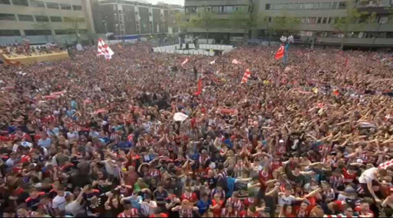 Huldiging PSV-selectie zorgt voor massaal feest in binnenstad Eindhoven ...
