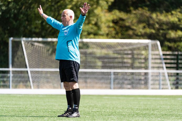 Oud-voetbalcommentator Evert ten Napel doet iets wat bijna niemand meer ...