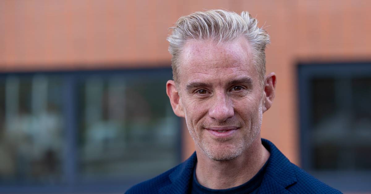 Art Rooijakkers vraagt vriendin Karlijn ten huwelijk | Show | AD.nl